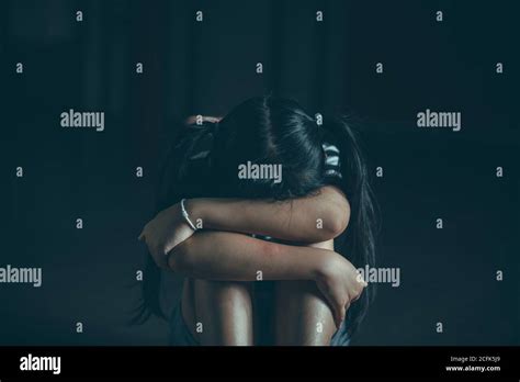 Petite fille triste assise terre Banque de photographies et dimages à