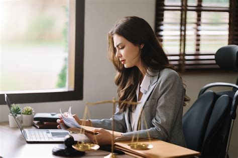Fiche métier Avocat salaire étude rôle et compétence Hellowork