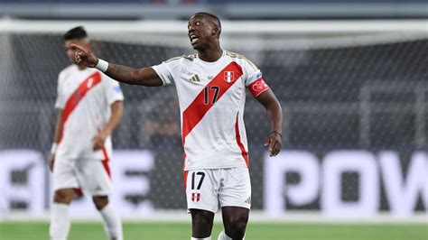 Preocupa a Boca la lesión de Luis Advíncula en el duelo de Perú ante Chile