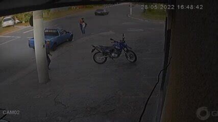 VÍDEO Jovem sem CNH perde controle do carro e atropela três pessoas em