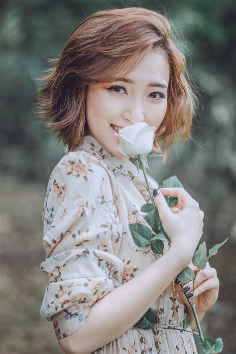 Hình ảnh cô gái cầm hoa đẹp và thơ mộng nhất Blog Thú Vị Ngày hội