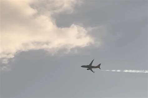Vídeo dramático mostra chamas saindo de motor de avião TV Web Goiás