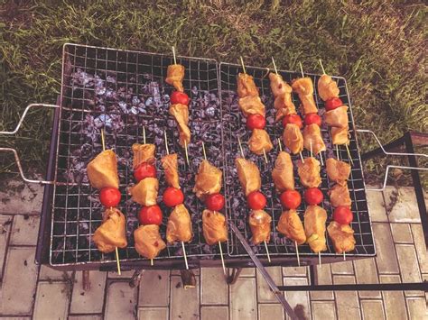 Barbacoa De La Carne Del Pollo Con Las Verduras En Los Carbones Pinchos