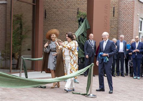 Koningin Máxima opent Van Gogh Village Museum MONUMENTAAL magazine