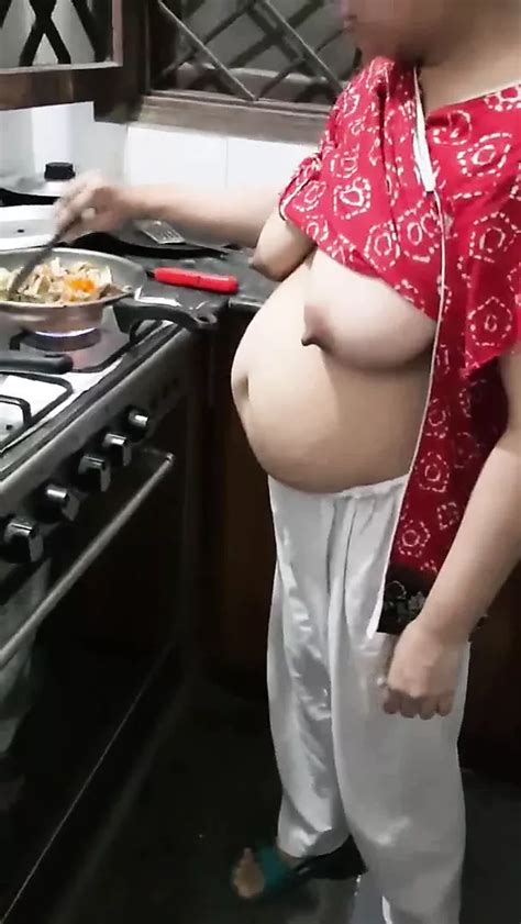 Desi Saleha Bibi Setengah Telanjang Di Dapur XHamster