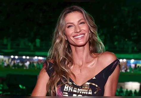 Gisele Bündchen à 42 ans elle dévoile ses abdos musclés au carnaval