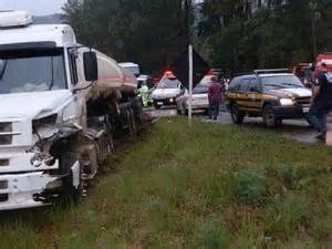 G1 Acidente entre ônibus carreta e caminhão deixa três feridos em SC