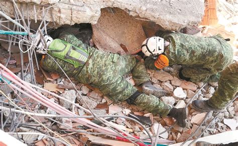 A más de cien horas de los terremotos renacen entre los escombros El