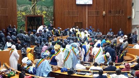 Sénégal un détachement de gendarmes dans l Assemblée nationale pour
