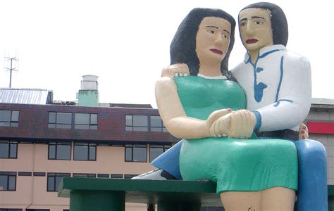 FOTO Pareja Imita Tradicional Escultura De Puerto Montt Y Se