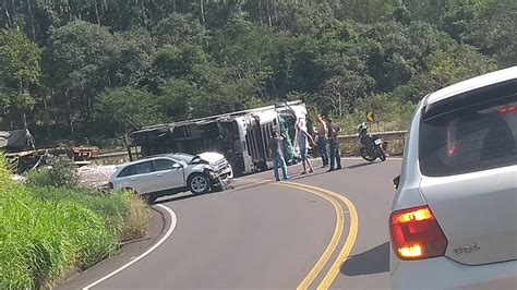 Duas carretas e um automóvel se envolvem em acidente na SC 355 em