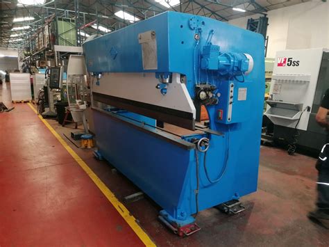 Plegadora hidráulica marca AJIAL COLLY modelo 652 M de 3000 x 65 Tn