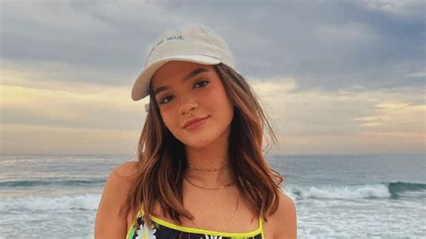 De biquíni Mel Maia posa na praia e manda indireta para o ex Meu fã