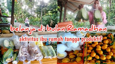 Aktivitas Ibu Rumah Tangga Di Desa Belanja Di Pagi Hari Langsung