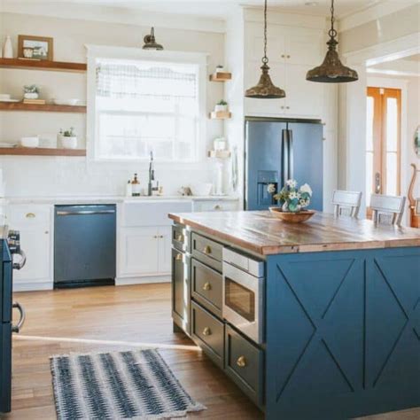 19 Examples Of Stunning White Kitchens With Blue Islands