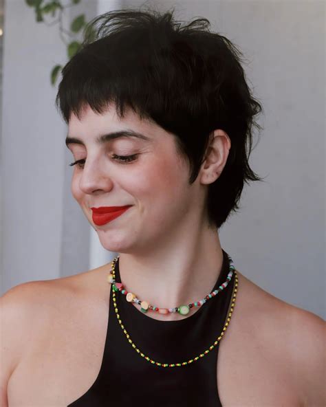 Coupe de cheveux court effilé sauvage osez le wild look 2024 grâce à