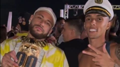 Neymar Recebe Corrente De Influenciador Avaliada Em R Milh Es