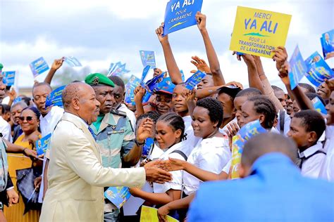 Gabon Le Président Ali Bongo Ondimba acclamé par une foule en liesse