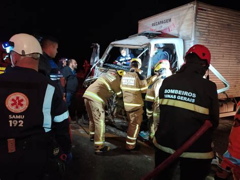 Quatro pessoas ficam feridas após batida entre caminhões na MG 262 em