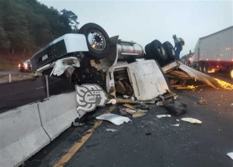 Vuelca tráiler en libramiento Xalapa Perote hay un muerto y un herido