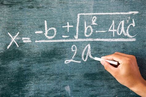Fórmulas De La Matemáticas Escritas Por La Tiza Blanca Foto de archivo