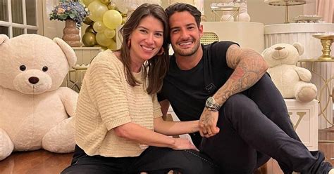 Rosto do filho de Rebeca Abravanel e Alexandre Pato é revelado
