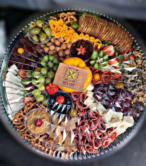 Tabla de quesos y carnes frías Tabla de quesos y carnes frias Tabla