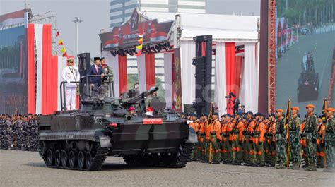 Momen Jokowi Naik Tank Amfibi Saat Upacara HUT Ke 78 TNI