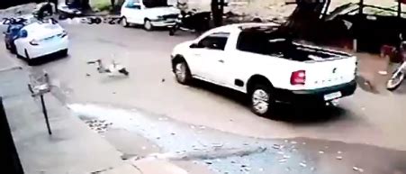 g1 on Twitter Criança é arremessada para debaixo de carro ao ser
