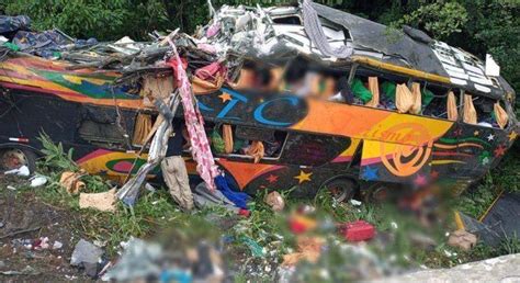 Acidente ônibus deixa ao menos 12 mortos e feridos