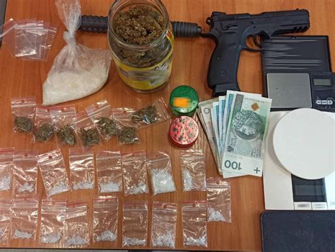 Wpuścił policjantów do domu a gdy znaleźli jego dragi wpadł w szał