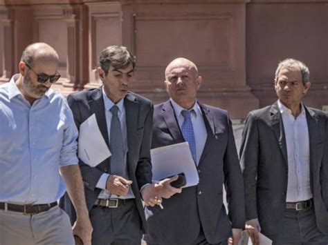 Por qué Milei no se animó a cortar el negocio de los abogados en los