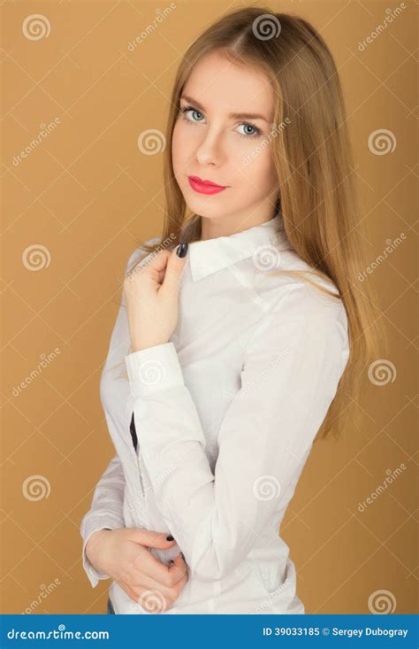 Une Belle Jeune Fille Dans Une Chemise Blanche Image Stock Image Du