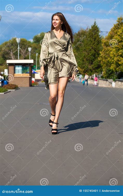 Femme Sexy Marchant Dans La Rue Des Images T L Chargez Photos