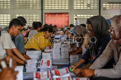 Penyortiran Dan Pelipatan Surat Suara Di Bandung ANTARA Foto