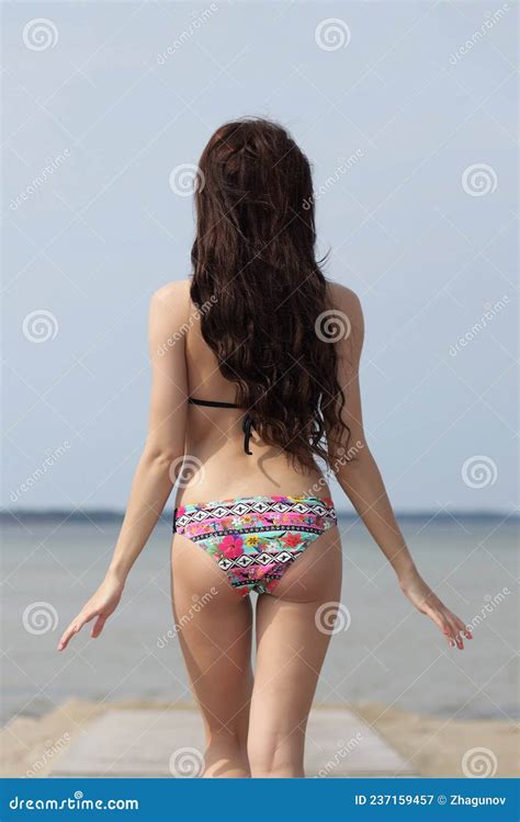 Mujer En Bikini En La Playa Imagen De Archivo Imagen De Playa