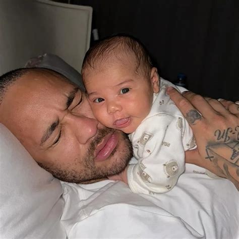 Neymar Exibe Cliques Fofos De Mavie Na Web E Encanta F S Lindinha