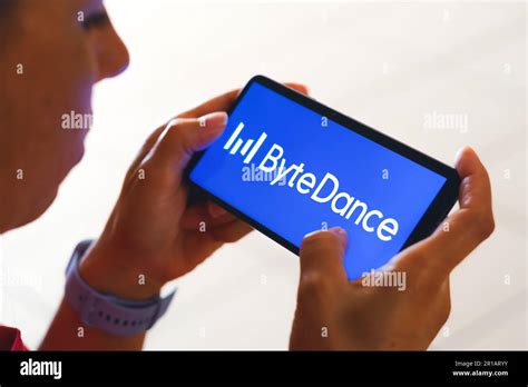 Dans cette illustration le logo ByteDance s affiche sur l écran d un