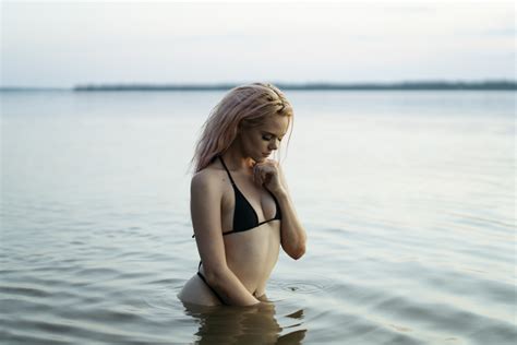 Tapety kobiety Model farbowane włosy na dworze portret bikini