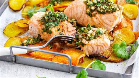 Ugnsbakad lax med betor sötpotatis och örtig citrussalsa Recept