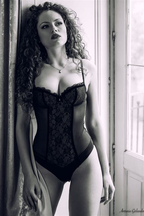 Papel de parede mulheres modelo monocromático Antonio Girlando
