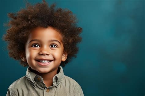 Portrait En Studio D un Mignon Petit Garçon Africain Debout Sur Des