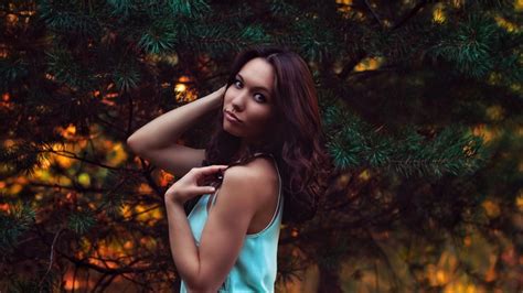 Model Looking At Viewer Brunette Tongue Out Women Outdoors Wink