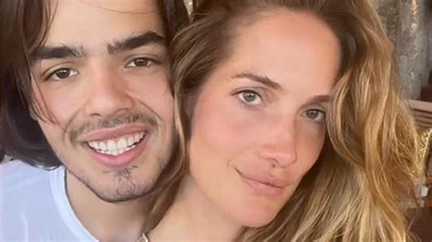 Filho de Faustão João Guilherme surge a amada em momento íntimo
