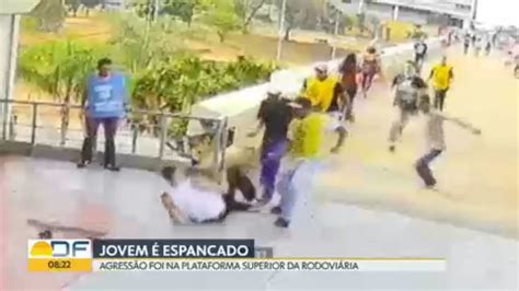 Vídeo Jovem é espancado por panfleteiros perto do Conic Bom Dia DF G1