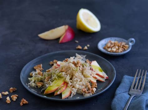Sauerkrautsalat mit Äpfeln und Walnüssen Rezept EAT SMARTER