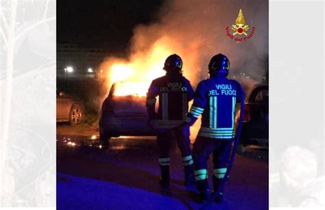 Mistero Per Un Auto In Fiamme Nella Notte A Latina Indagano I Vigili