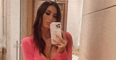 Elisabetta Gregoraci Segue Il Trend Del No Bra Per L Autunno Look Rosa