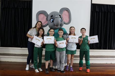 Pequenos Leitores Elefante Letrado Certifica Alunos Dos Anos Iniciais