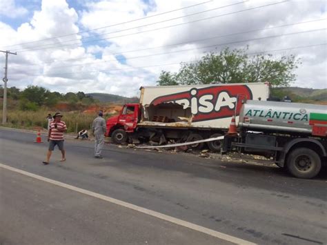 A Gazeta Acidente Entre Dois Caminh Es E Carro Deixa Um Ferido Em